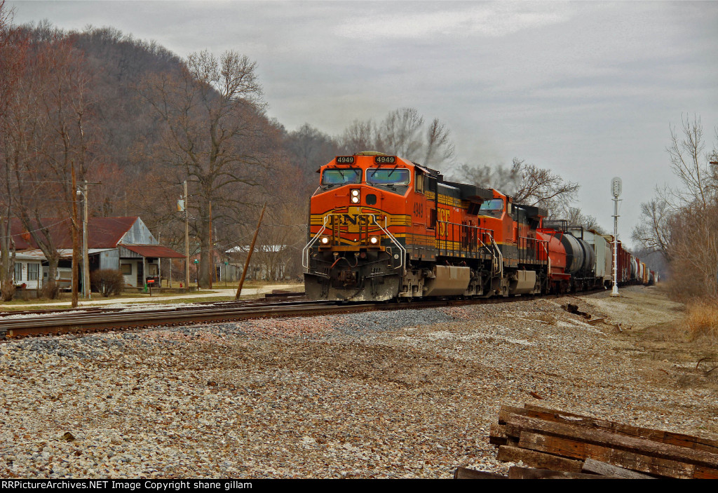 BNSF 4949 crawls out of the siding.